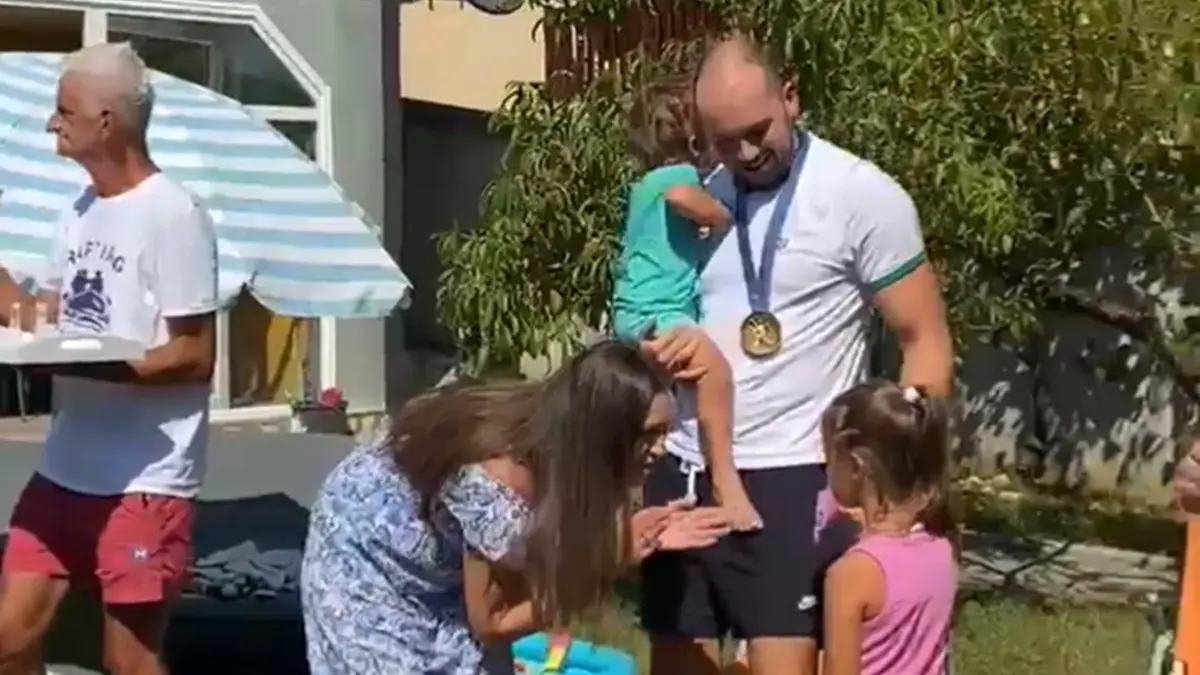 Žurka za najboljeg na svetu: Mandić stigao u porodični dom, dočekali ga trubači